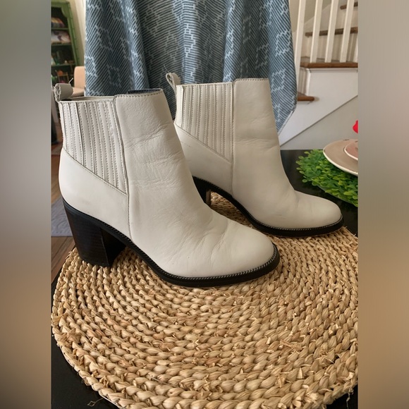 Chelsea & Violet | Shoes | Euc Chelsea And Violet White And Black Ankle ...